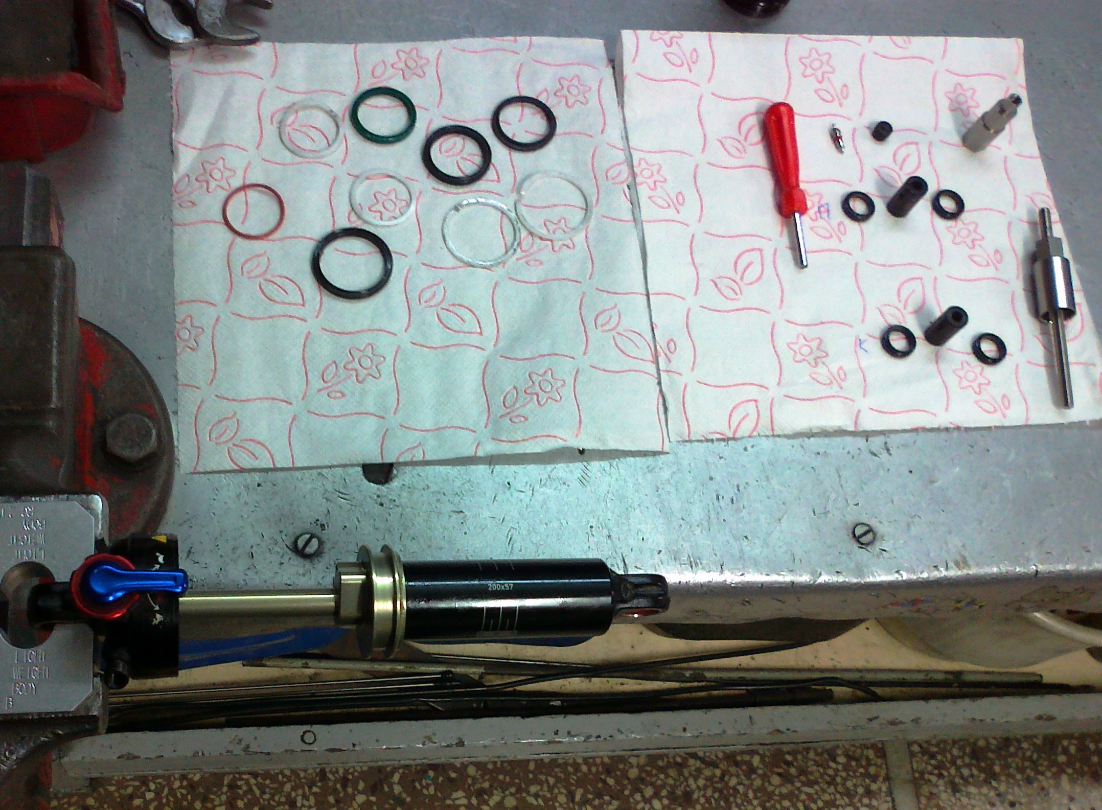 ROCKSHOX suspensions basic service - Bike Magic